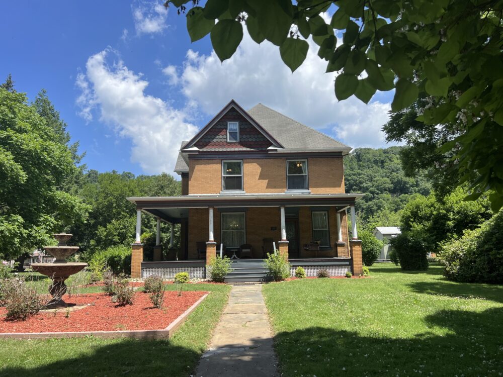 A Day in "The Silence": A Tour of Buffalo Bill's House - Sand and Snow